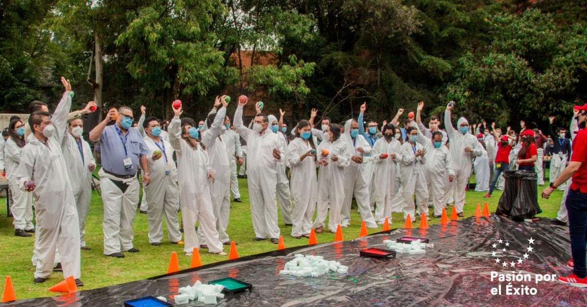 Impresionante Mural Creativo ¡hasta 300 personas crean arte!