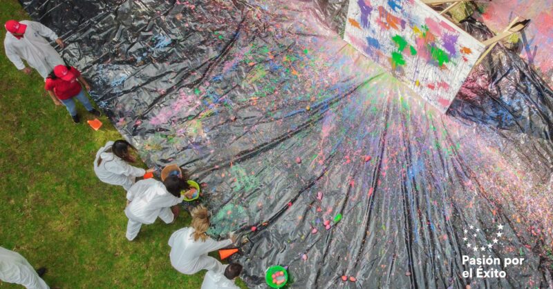 Impresionante Mural Creativo ¡hasta 300 personas crean arte!