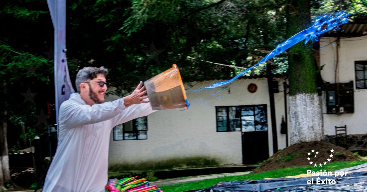 Impresionante Mural Creativo ¡hasta 300 personas crean arte!